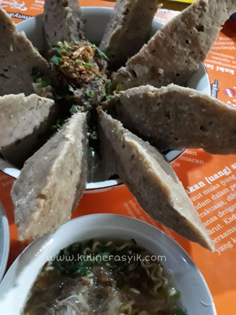 √Wow! Ada Bakso Super Jumbo di Warung Bakso Mukidi - Kuliner Asyik